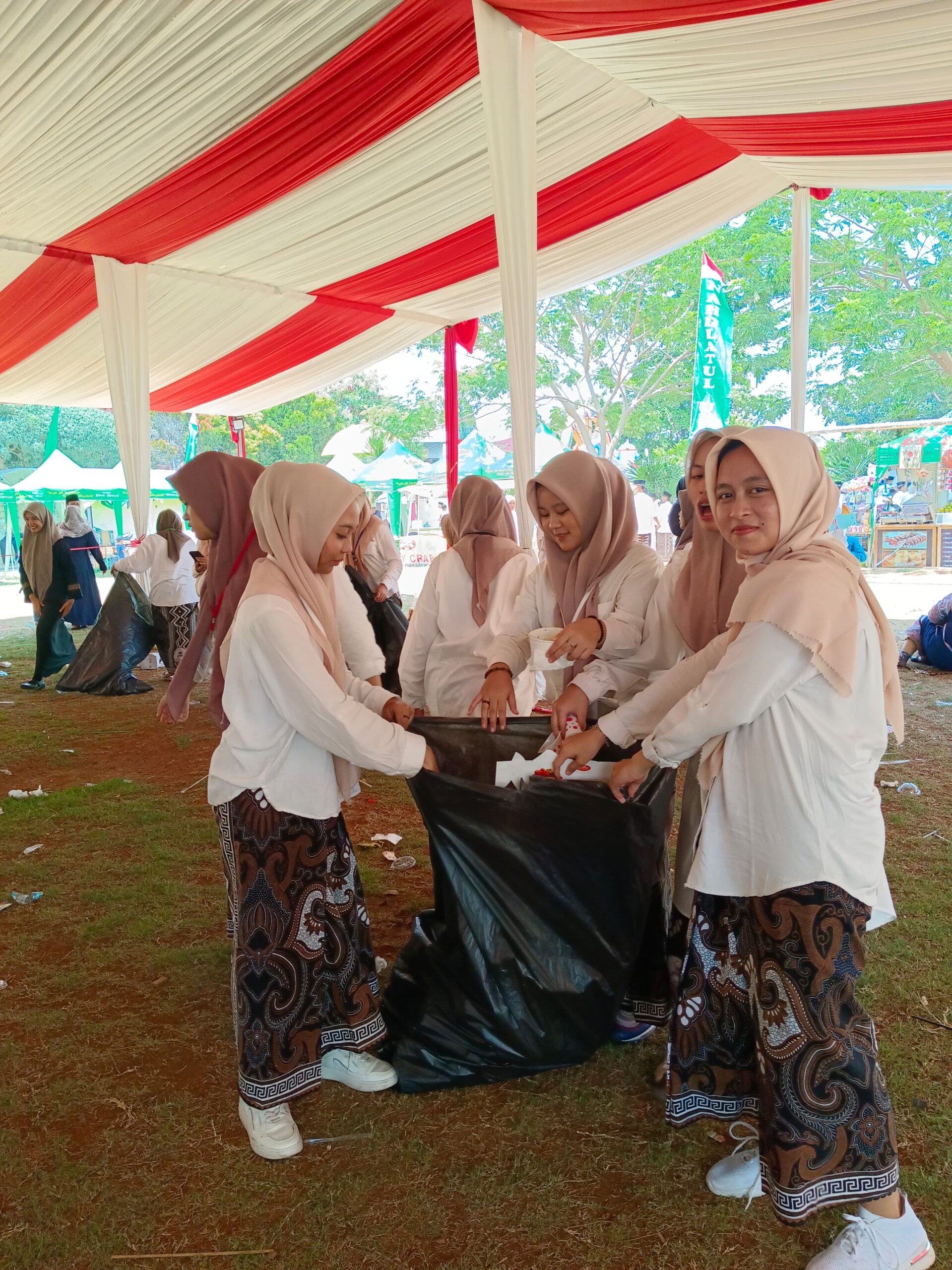HABIS ACARA, SANTRI PP MAHASINA MEMBERSIHKAN STADION - Pondok Pesantren ...